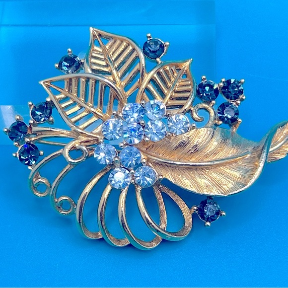 Lisner Jewelry | Jewelry | Vintage Lisner Large Open Texture Gold Leaves Brooch Lt Dk Blue ...